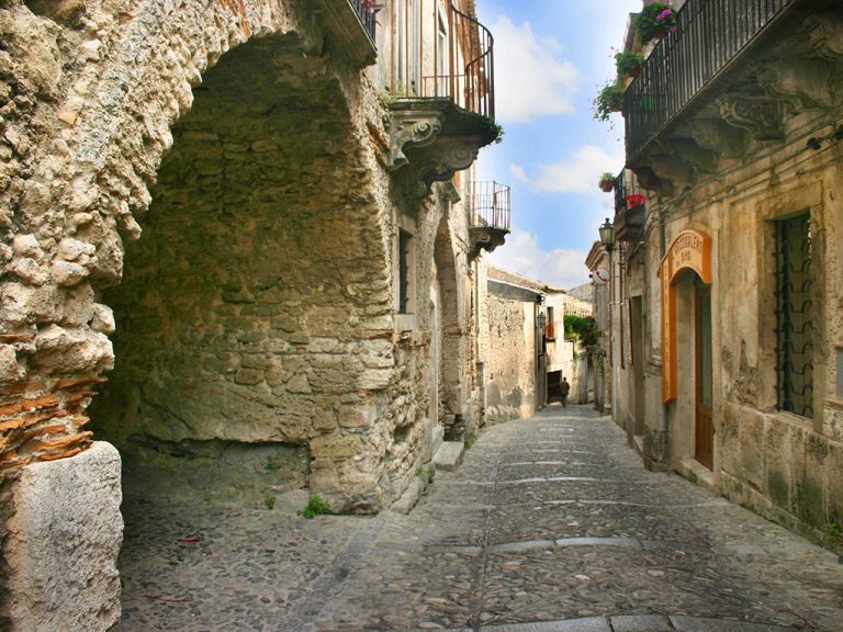 Visitare Gerace: cosa vedere nel borgo della Calabria Ionica conosciuto ...