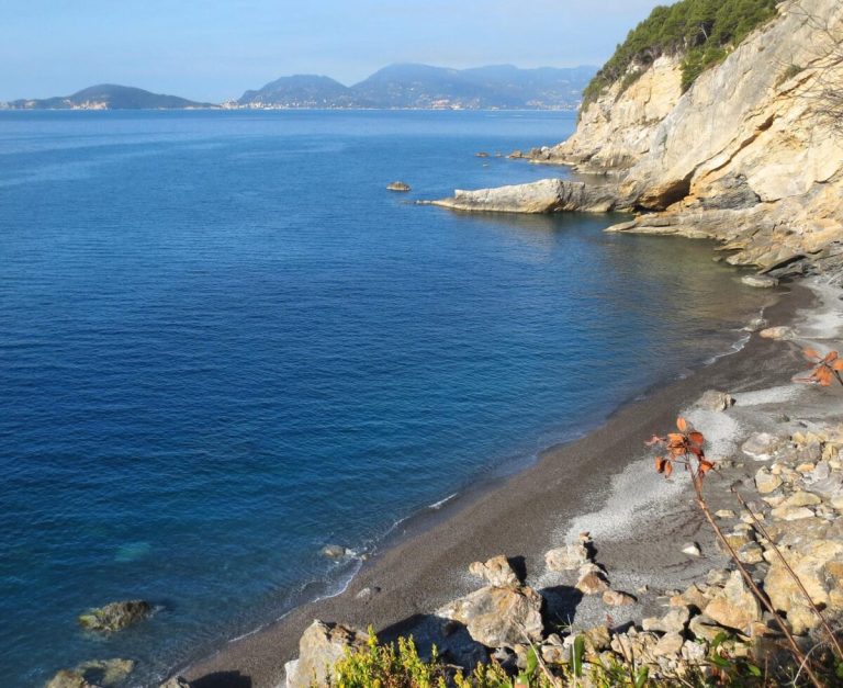 Vacanze a Tellaro il borgo dei poeti: cosa vedere e spiagge più belle