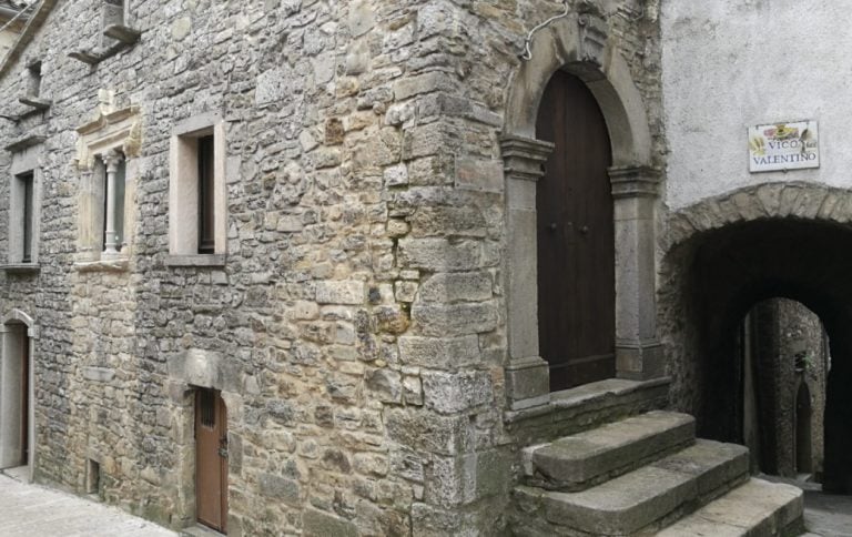 Visitare Faeto: cosa vedere nel borgo del prosciutto e del maiale dove ...