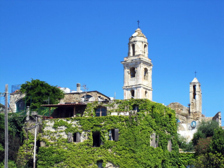 Visitare Bussana Vecchia: cosa vedere nel "Paese degli artisti" sorto ...