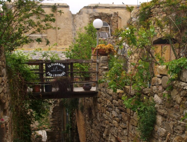 Visitare Bussana Vecchia: cosa vedere nel "Paese degli artisti" sorto ...