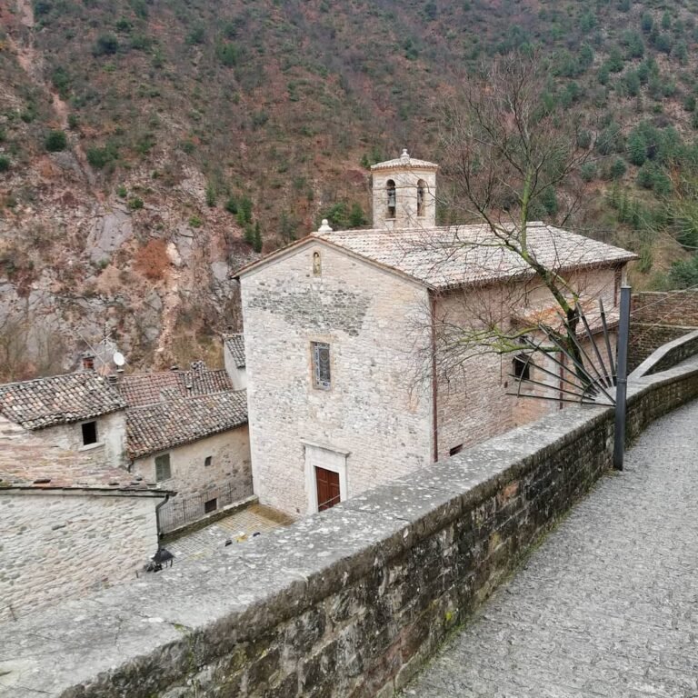 Cosa vedere a Piobbico, il borgo medievale conosciuto come "Il Paese ...