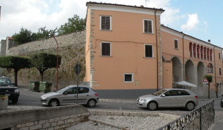 Cosa vedere e cosa fare a Frosolone, il "paese dei coltelli" Bandiera ...