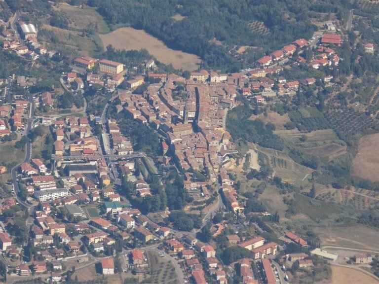 Cosa vedere a Peccioli, il "Borgo dell'Arte Contemporanea" della Valdera