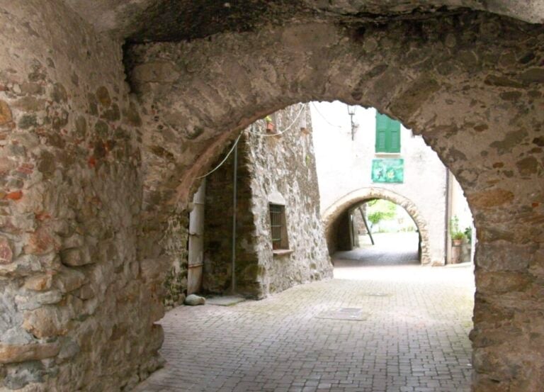 Cosa vedere e cosa fare a Bardineto, il celebre "Villaggio dei Puffi"