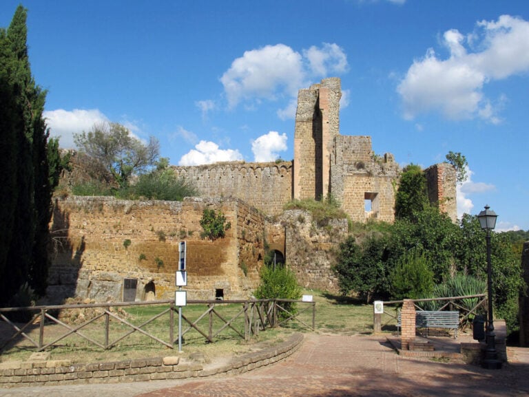Visitare Sovana: cosa vedere in questo borgo etrusco, medievale e ...